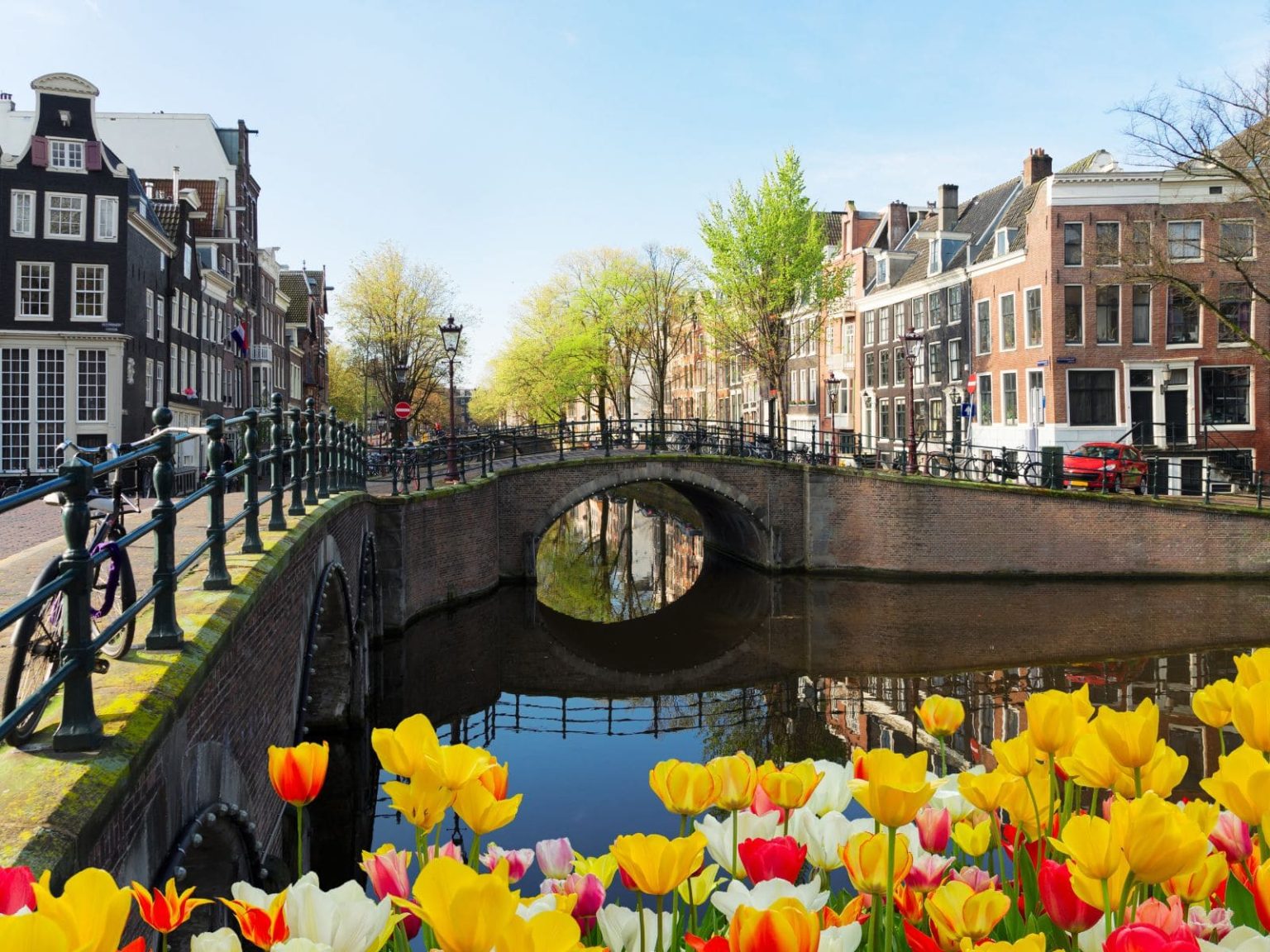 10 Cose da Mangiare ad Amsterdam Assolutamente (e Dove Farlo)