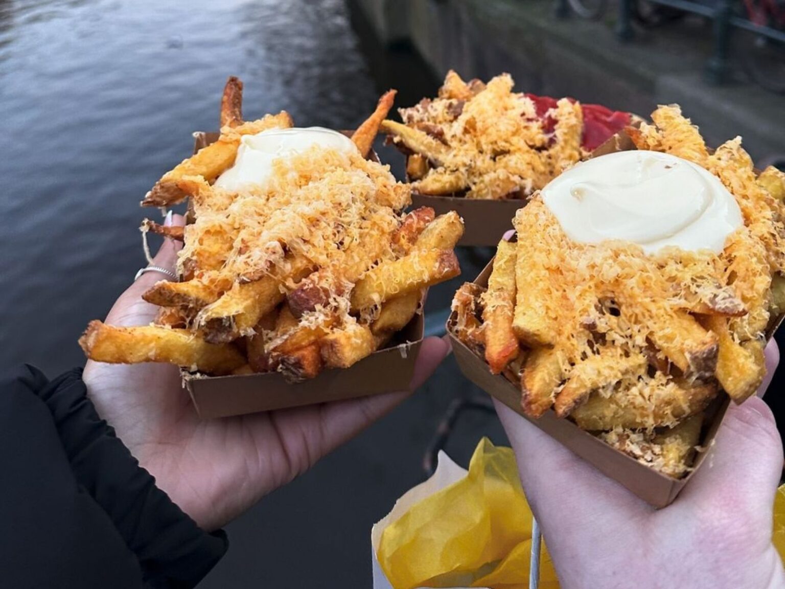 10 Cose da Mangiare ad Amsterdam Assolutamente (e Dove Farlo)