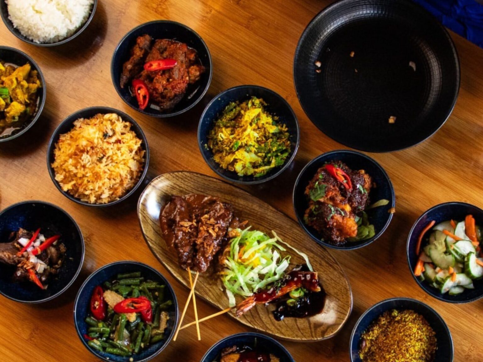 10 Cose da Mangiare ad Amsterdam Assolutamente (e Dove Farlo)